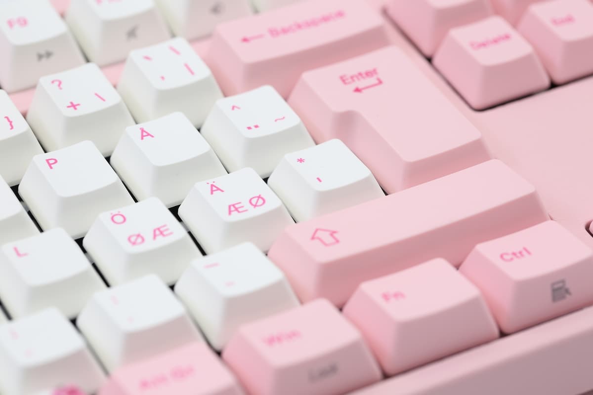 Varmilo VEA109 Sakura V2 Full-Size/Pink LED/USB-C/PBT/MX Brown - Elkjøp