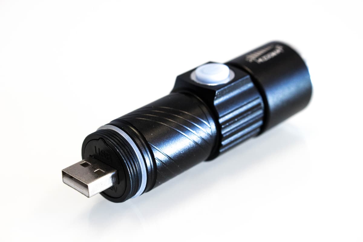 LED Lommelykt 400 Lumen, ladbar via USB - Elkjøp