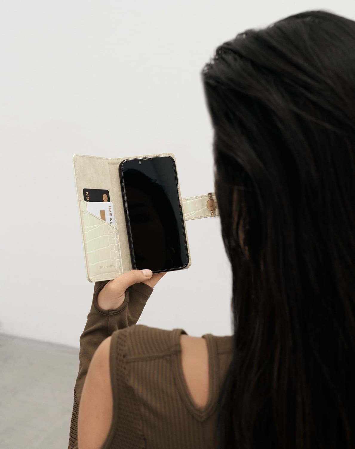 Cora Phone Wallet iPhone 11/XR Beige Croco - Elkjøp