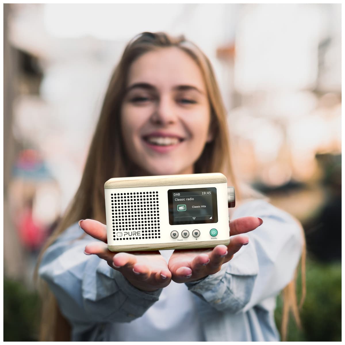 Pure Classic Mini bærbar digitalradio (bomullshvit, eik) - Elkjøp