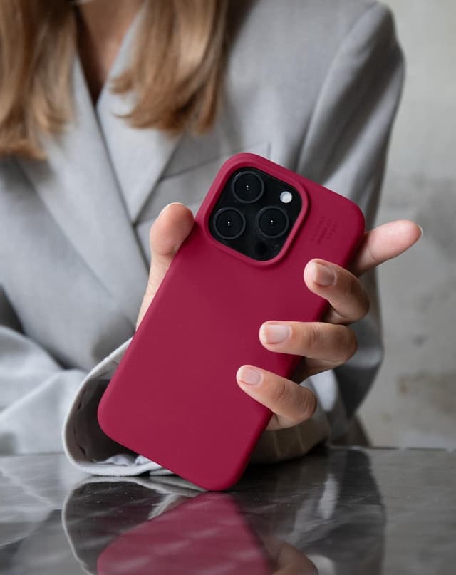 Silicone Case MagSafe iPhone 13 / 14 / 15 / 16e / 17e Cranberry ...