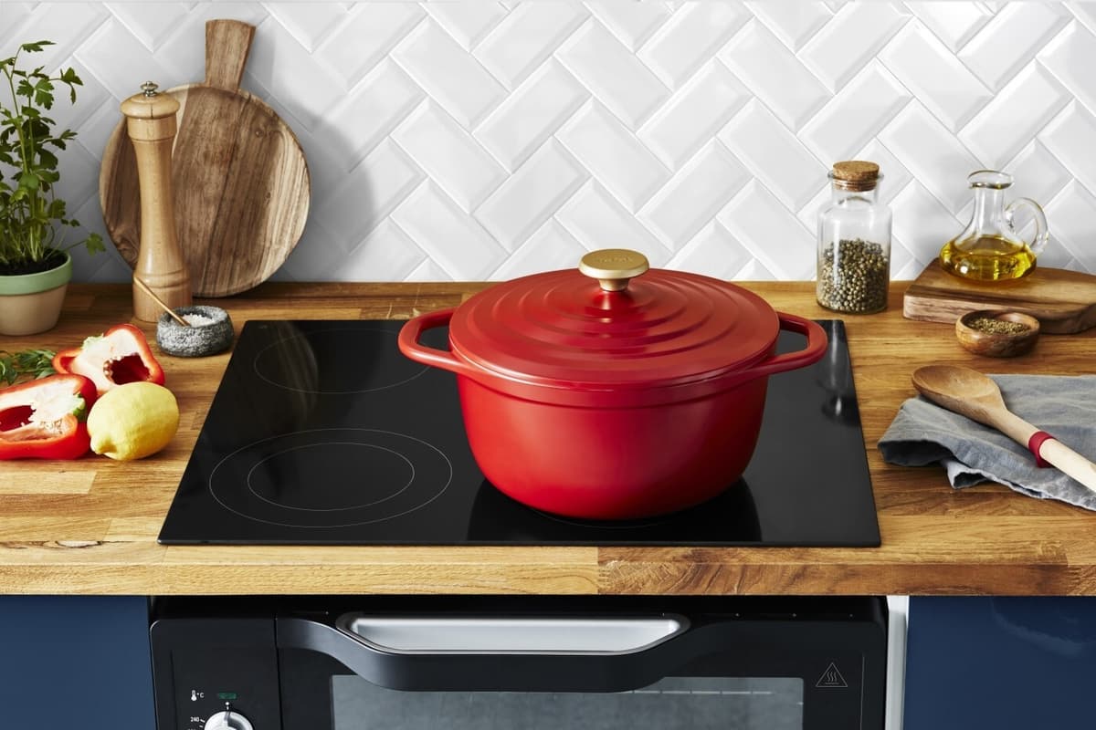 Tefal Air støpejernspanne, 4,7 L, rød - Elkjøp